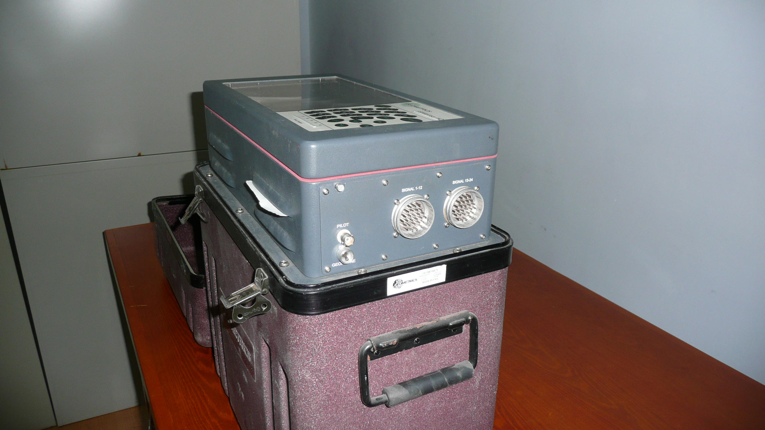 实验设备-地球探测科学与技术学院